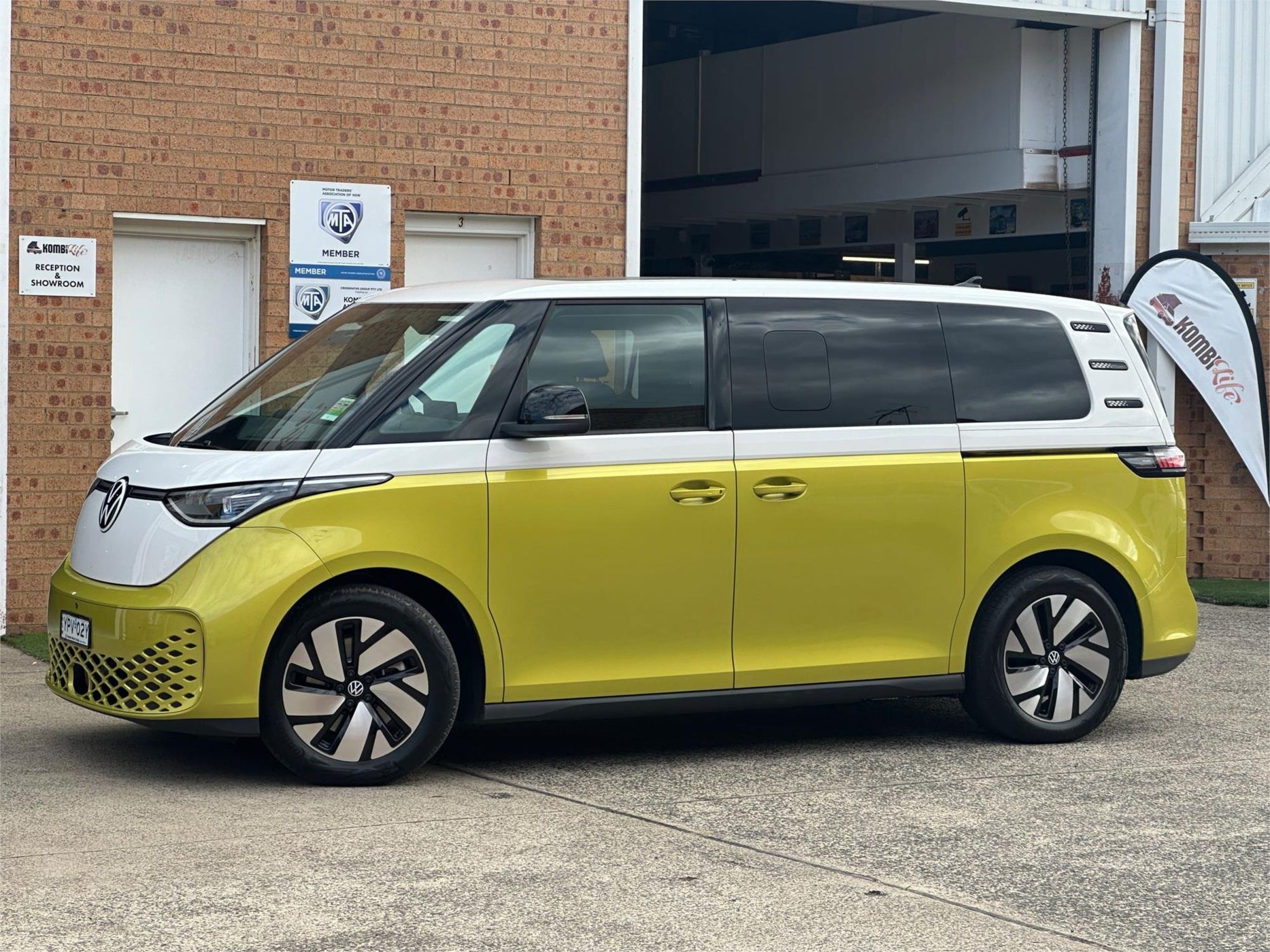 2025 VOLKSWAGEN ID BUZZ PRO SWB CANDY WHITE/POMELO YELLOW CAMPER - [DE ...