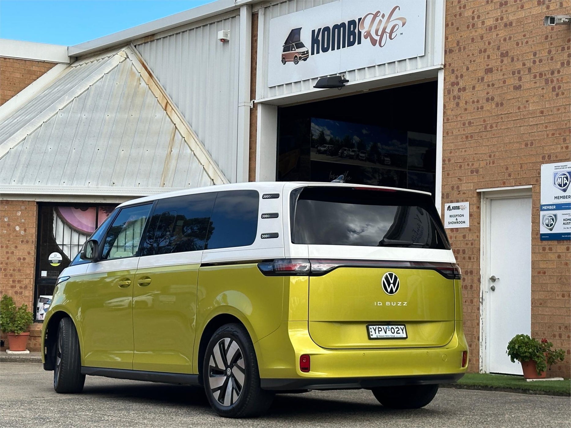 2025 VOLKSWAGEN ID BUZZ PRO SWB CANDY WHITE/POMELO YELLOW CAMPER - [DE ...