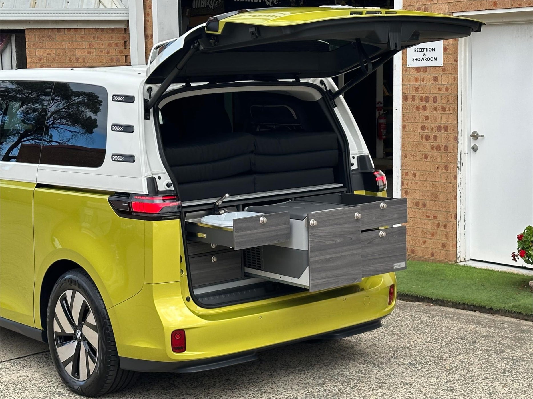 2025 VOLKSWAGEN ID BUZZ PRO SWB CANDY WHITE/POMELO YELLOW CAMPER - [DE ...