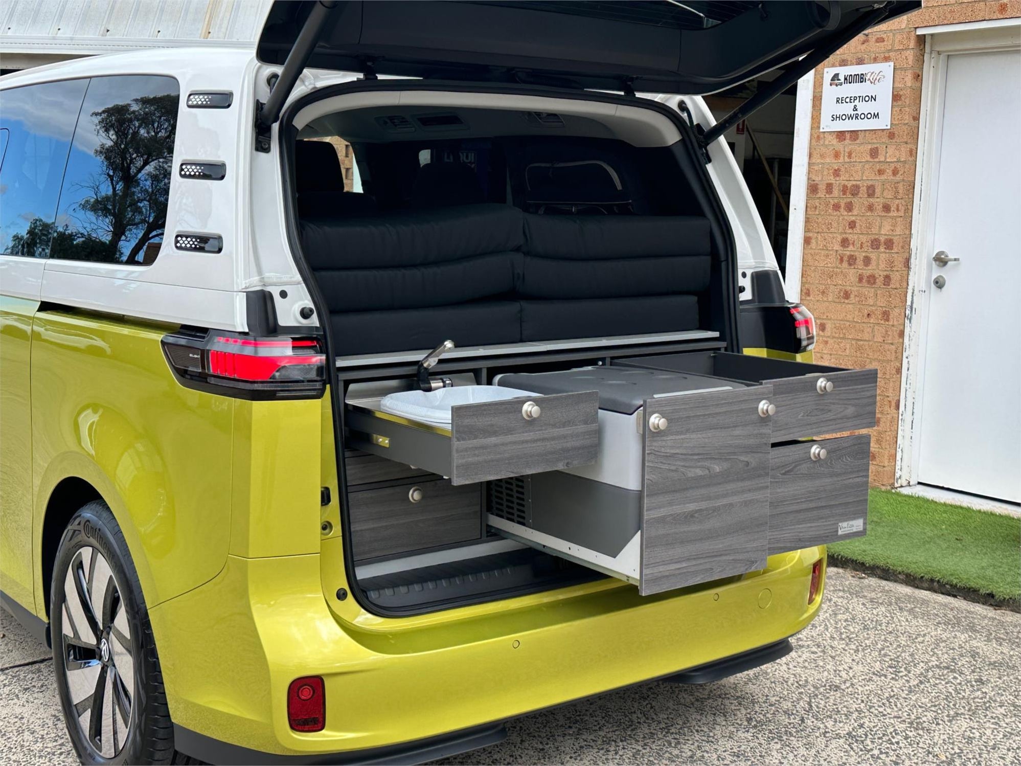 2025 VOLKSWAGEN ID BUZZ PRO SWB CANDY WHITE/POMELO YELLOW CAMPER - [DE ...