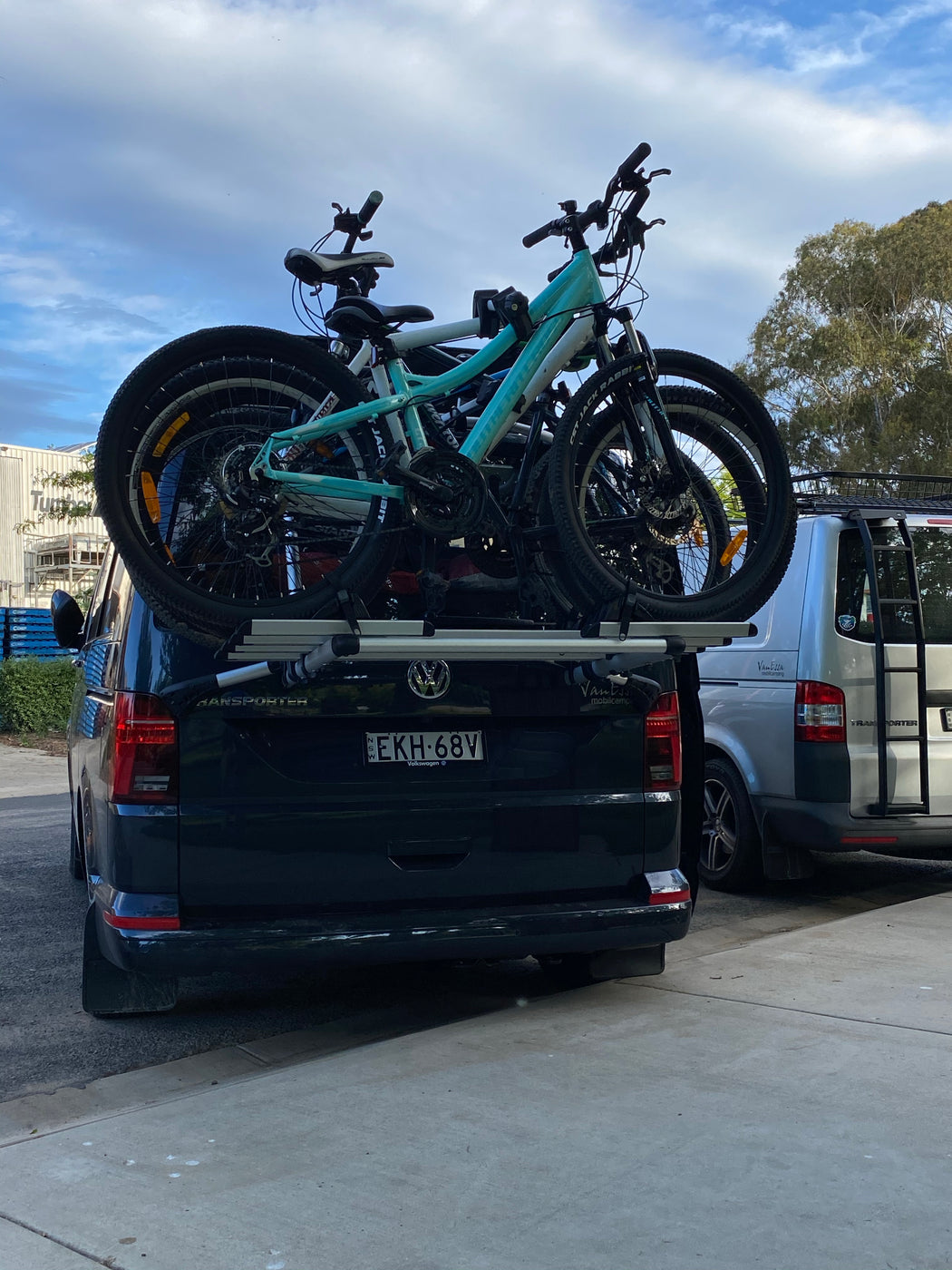 Original T6 Bike Rack from VW - 4 bikes - Genuine Volkswagen 7E0.071.1 ...